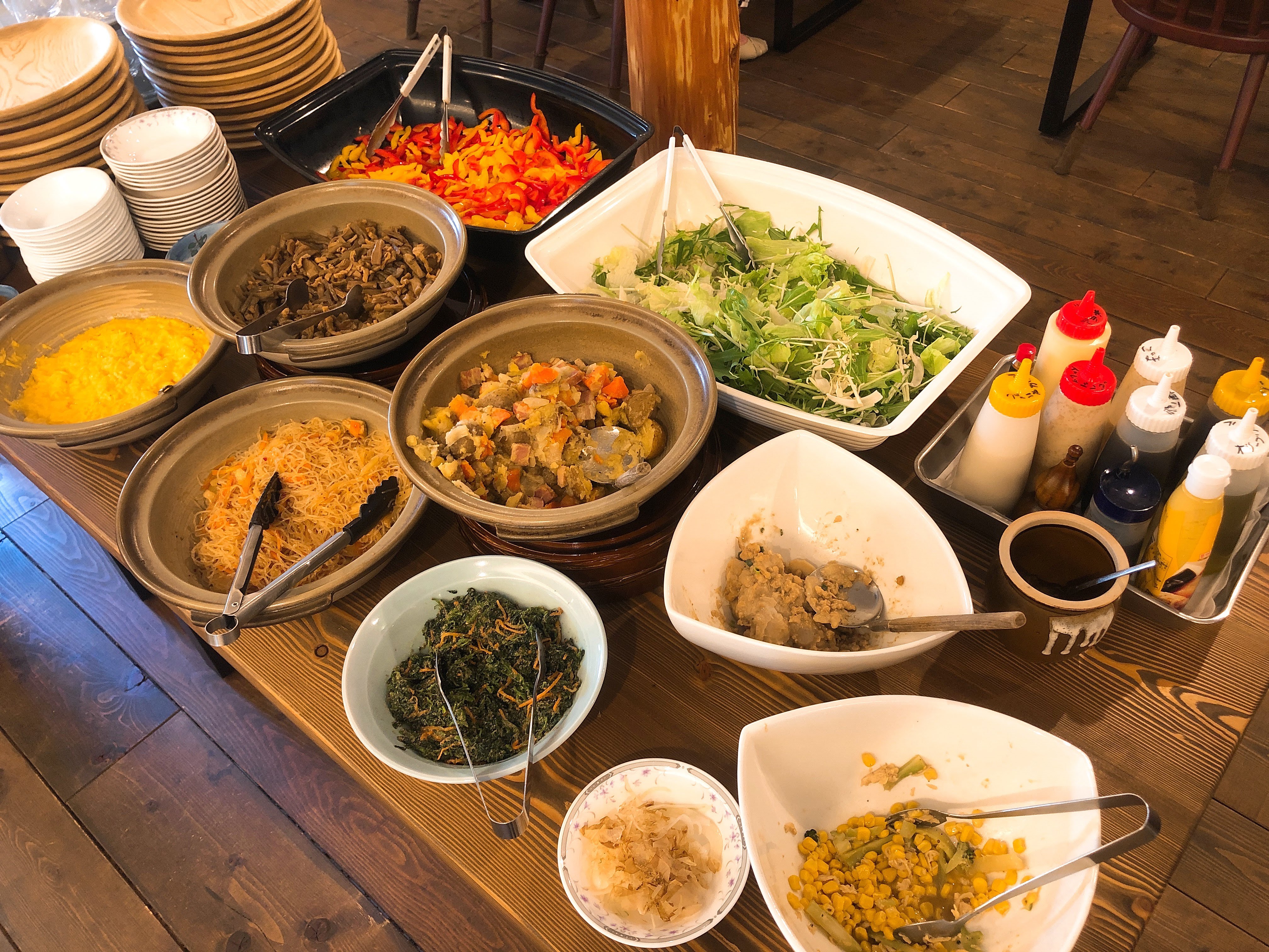 DECCORA(デッコラ)、サラダバーが付いてランチにお勧め | R2FISH